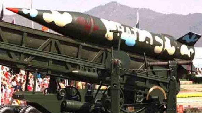 দরকার হলে পরমাণু অস্ত্র ব্যবহার করব : পাক মন্ত্রী